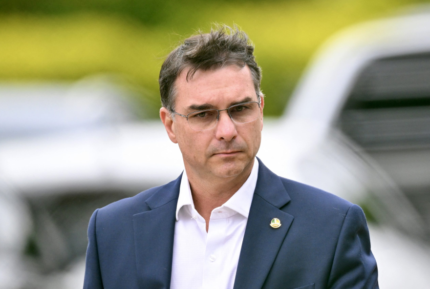 Jair Bolsonaro designa Flávio como precandidato presidencial do Brasil ...